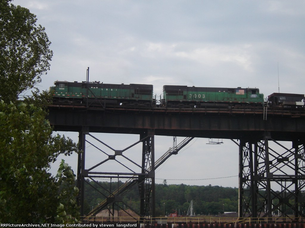 LS&I ENGINES # 3000 & # 3003 AT THE DOCK